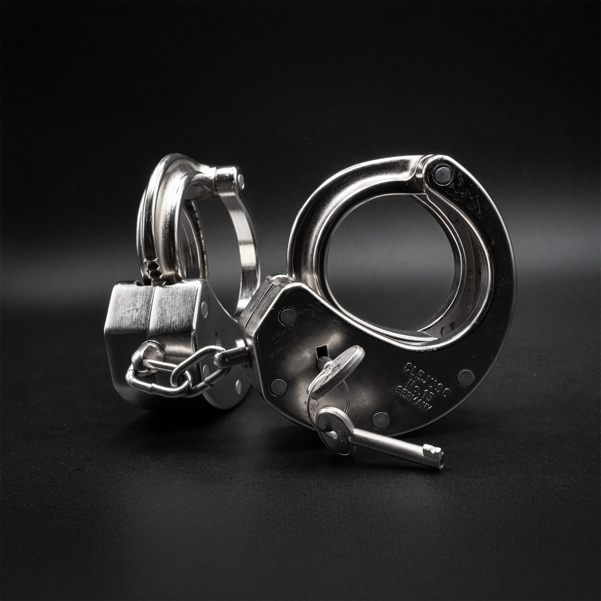 CLEJUSO HEAVY HANDCUFFS NO15 – GEAR Berlin GmbH
