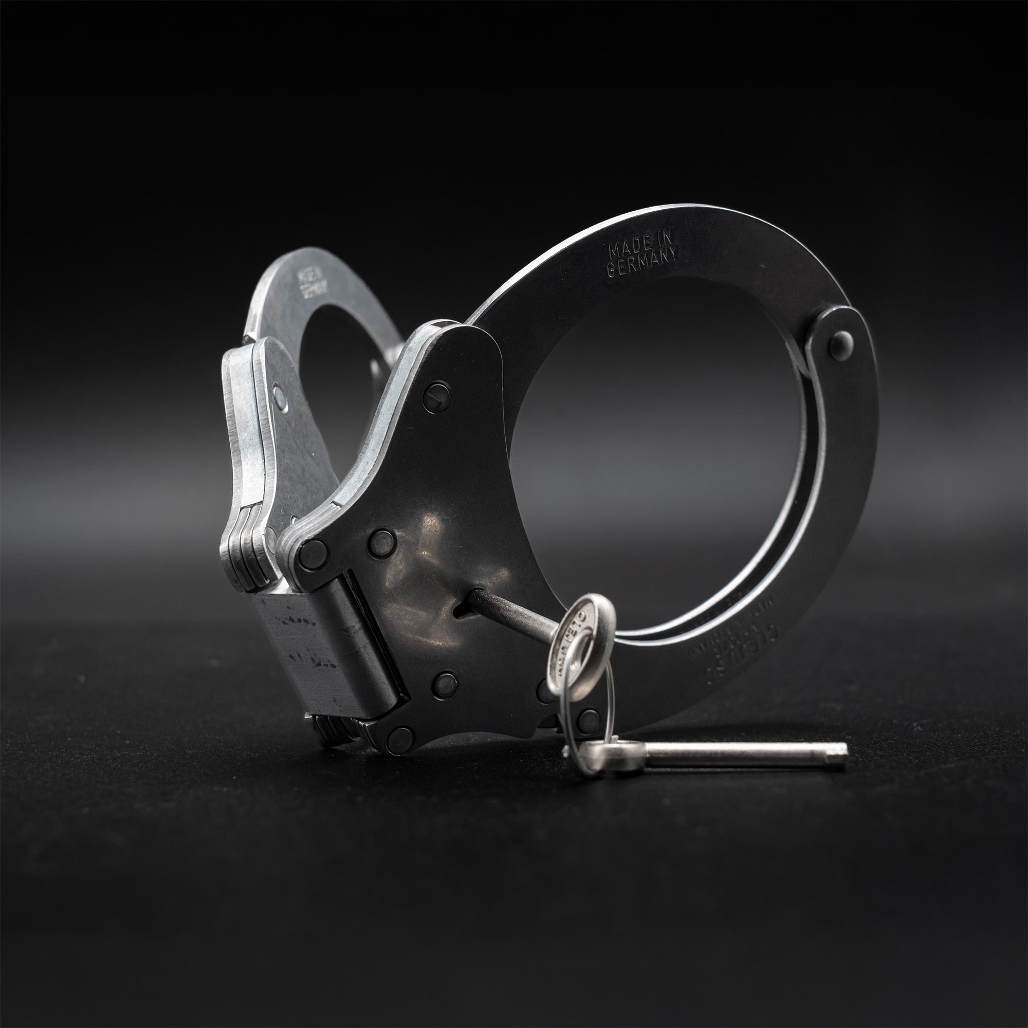 CLEJUSO GERMAN POLICE CUFFS 19R SLV – GEAR Berlin GmbH