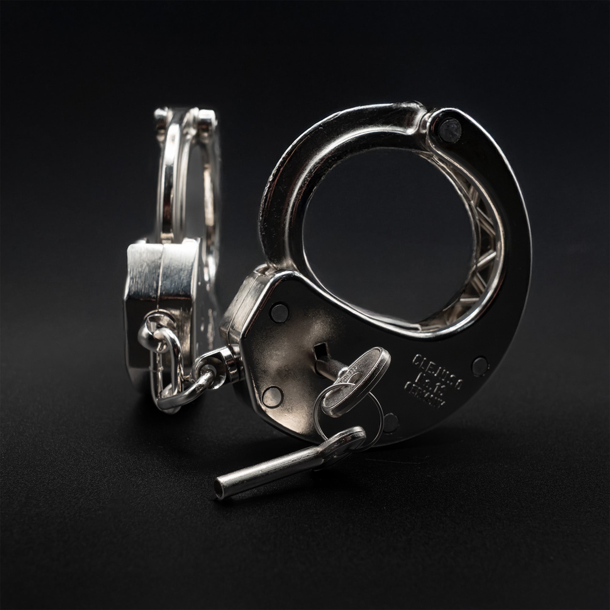 CLEJUSO HEAVY HANDCUFFS NO13 – GEAR Berlin